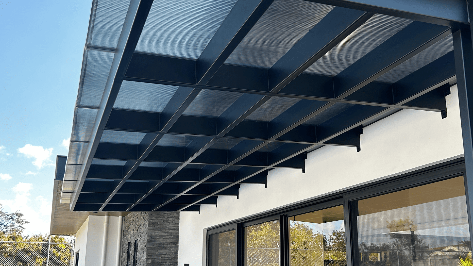 Policarbonato para Exteriores: Durabilidad y Elegancia